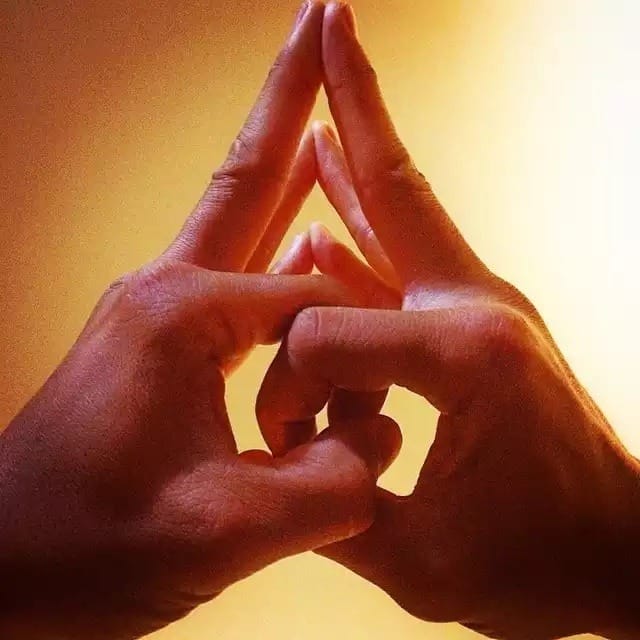 Chakra Mudra : Benefits, Types, How To Do and Precautions - FreakToFit